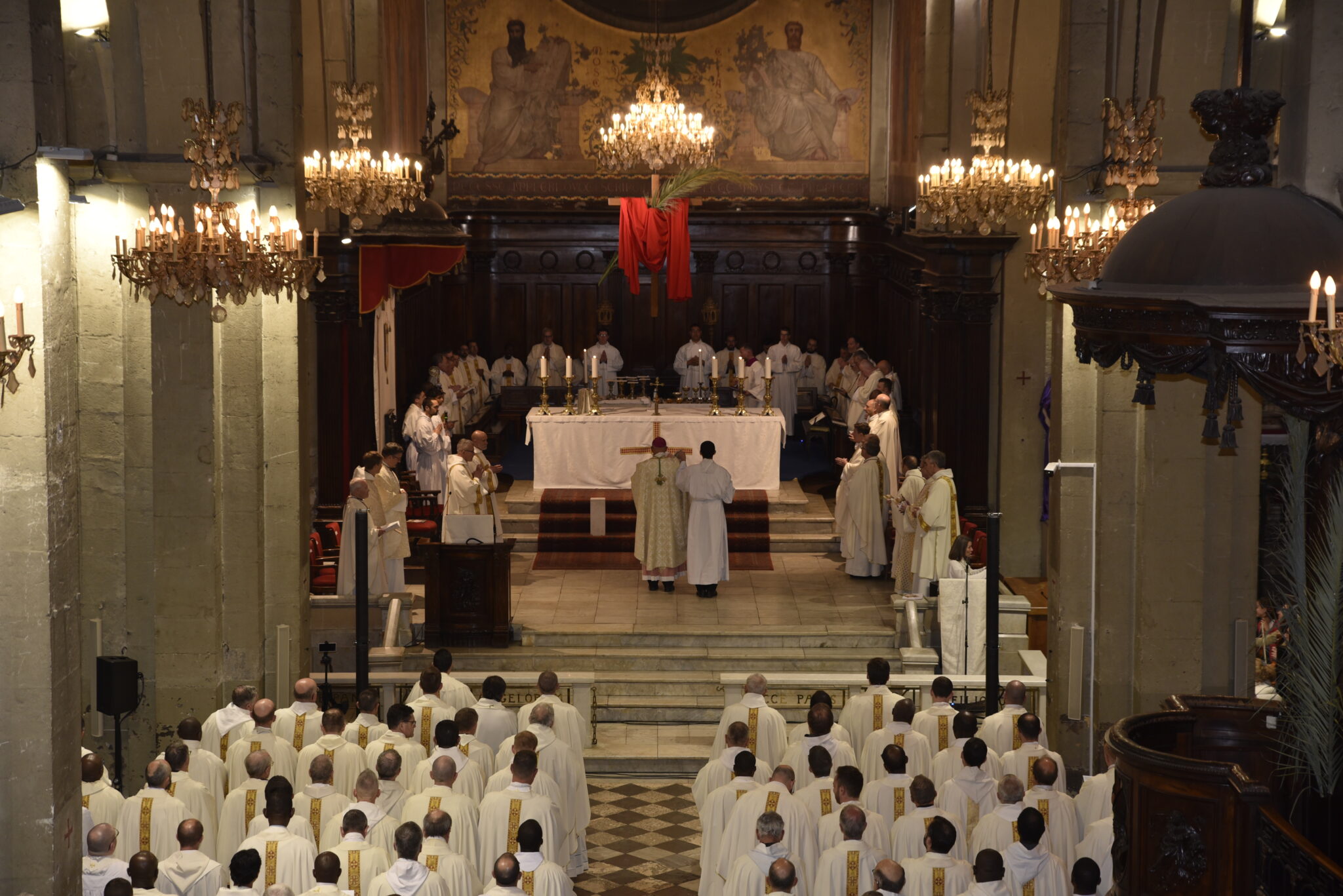 Qu’est-ce que la messe chrismale ? - Diocèse de Fréjus-Toulon