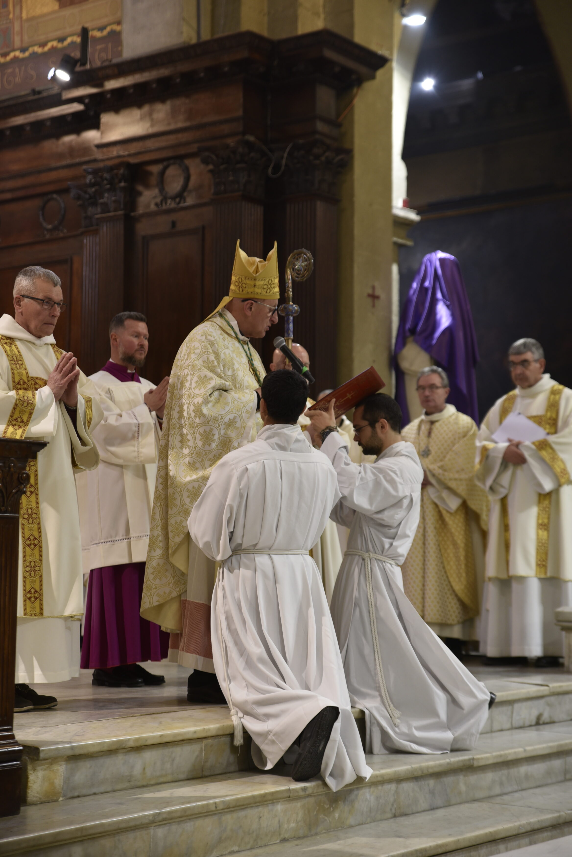 Qu’est-ce que la messe chrismale ? - Diocèse de Fréjus-Toulon