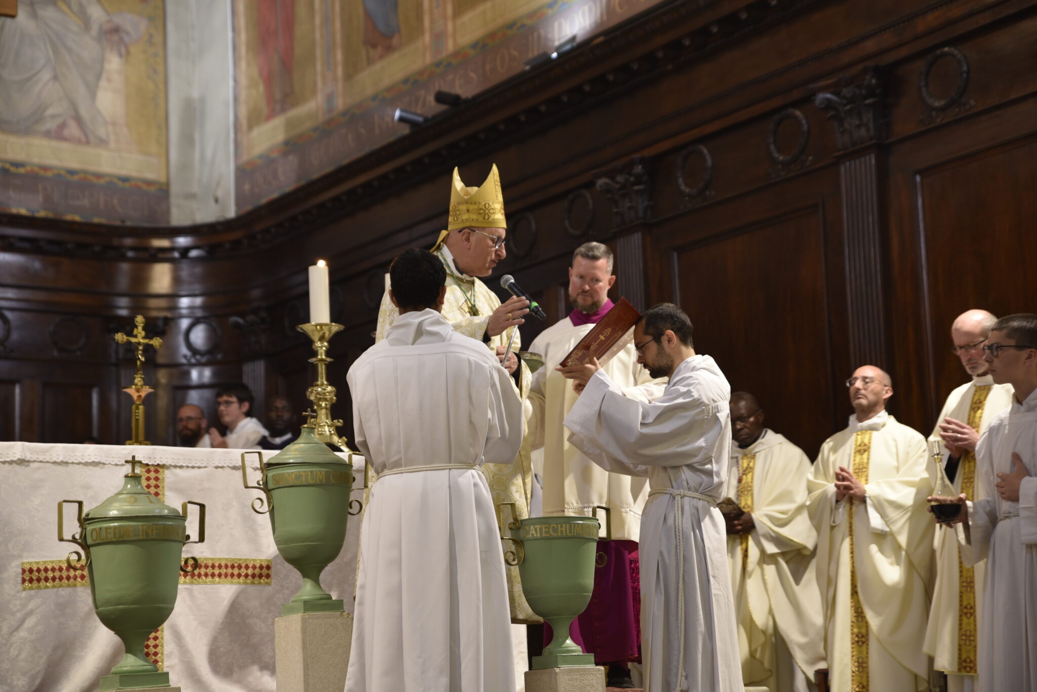 Qu’est-ce que la messe chrismale ? - Diocèse de Fréjus-Toulon